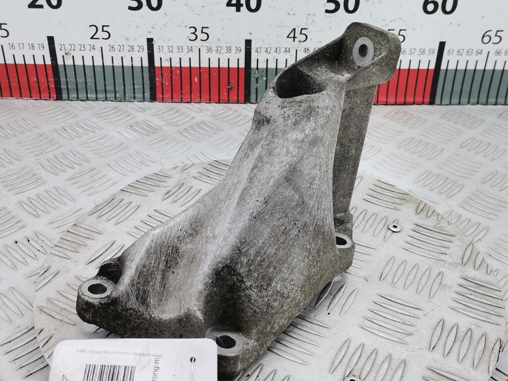 Кронштейн (крепление лапа) двигателя Volkswagen Passat 5 GP 8D0199305A арт. 1844256
