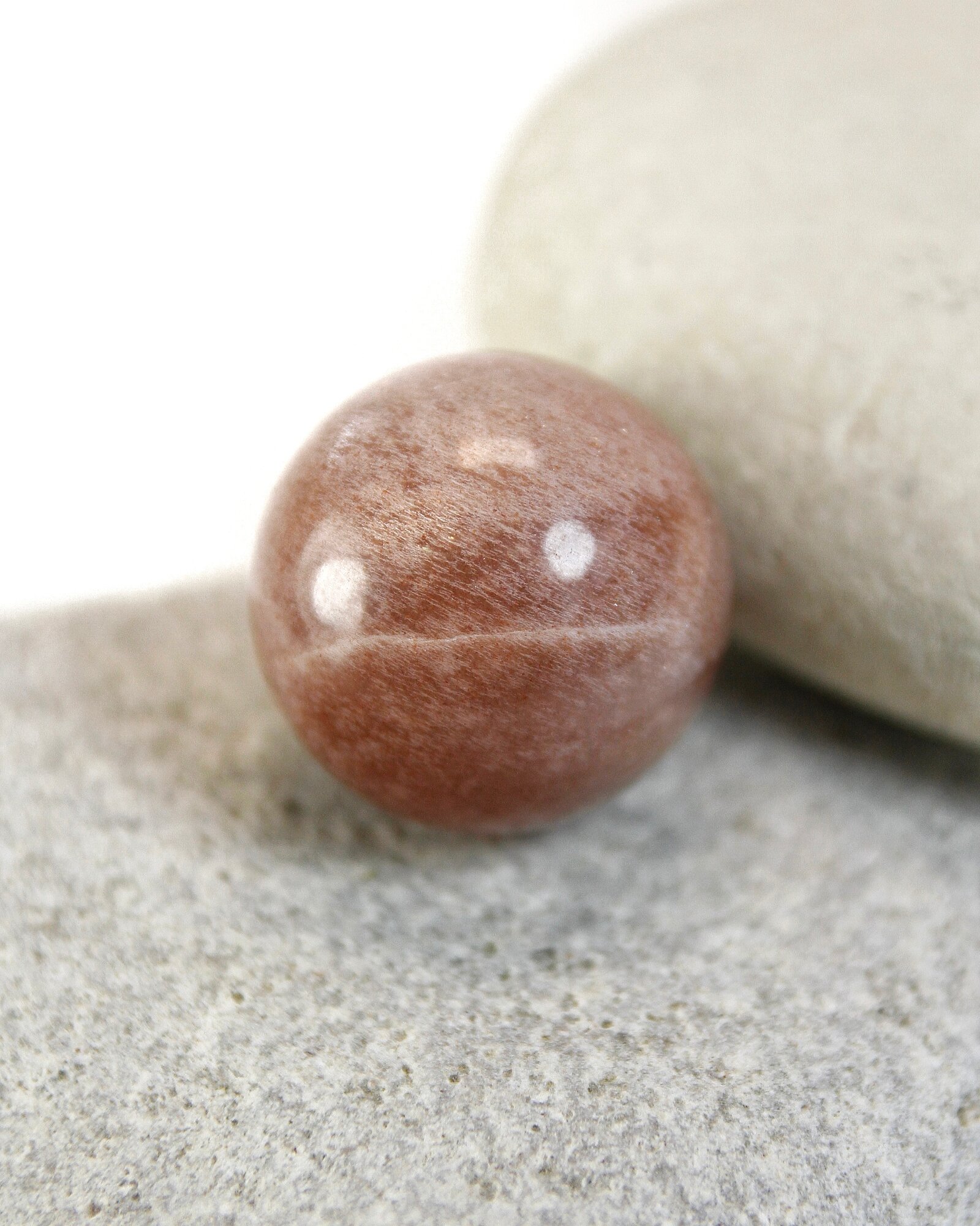 Гелиолит Солнечный камень - шар, натуральный камень, диаметр 25-27 мм, 1 шт - для декора, поделок, бижутерии