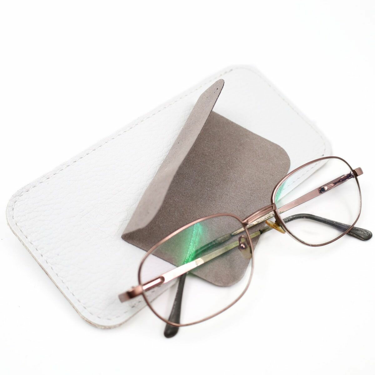 Кожаный очечник, чехол для очков в машину или в сумку, размер 170 х 80 мм . Soho S Daisy, J. Audmorr. Цвет - молочный, натуральная кожа, мужской, женский