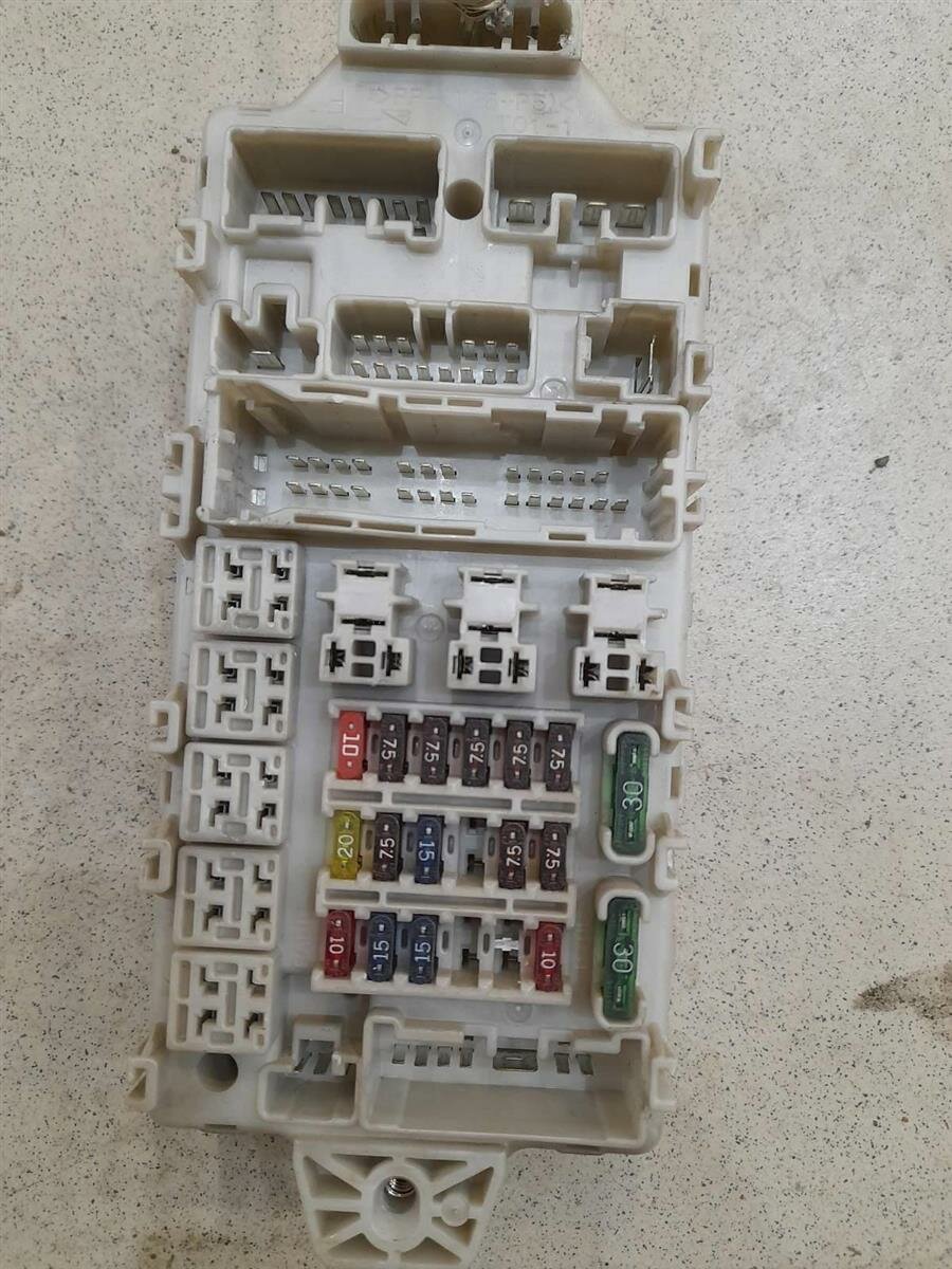 Блок предохранителей салонный от Mitsubishi Lancer Cedia CS 2000-2003