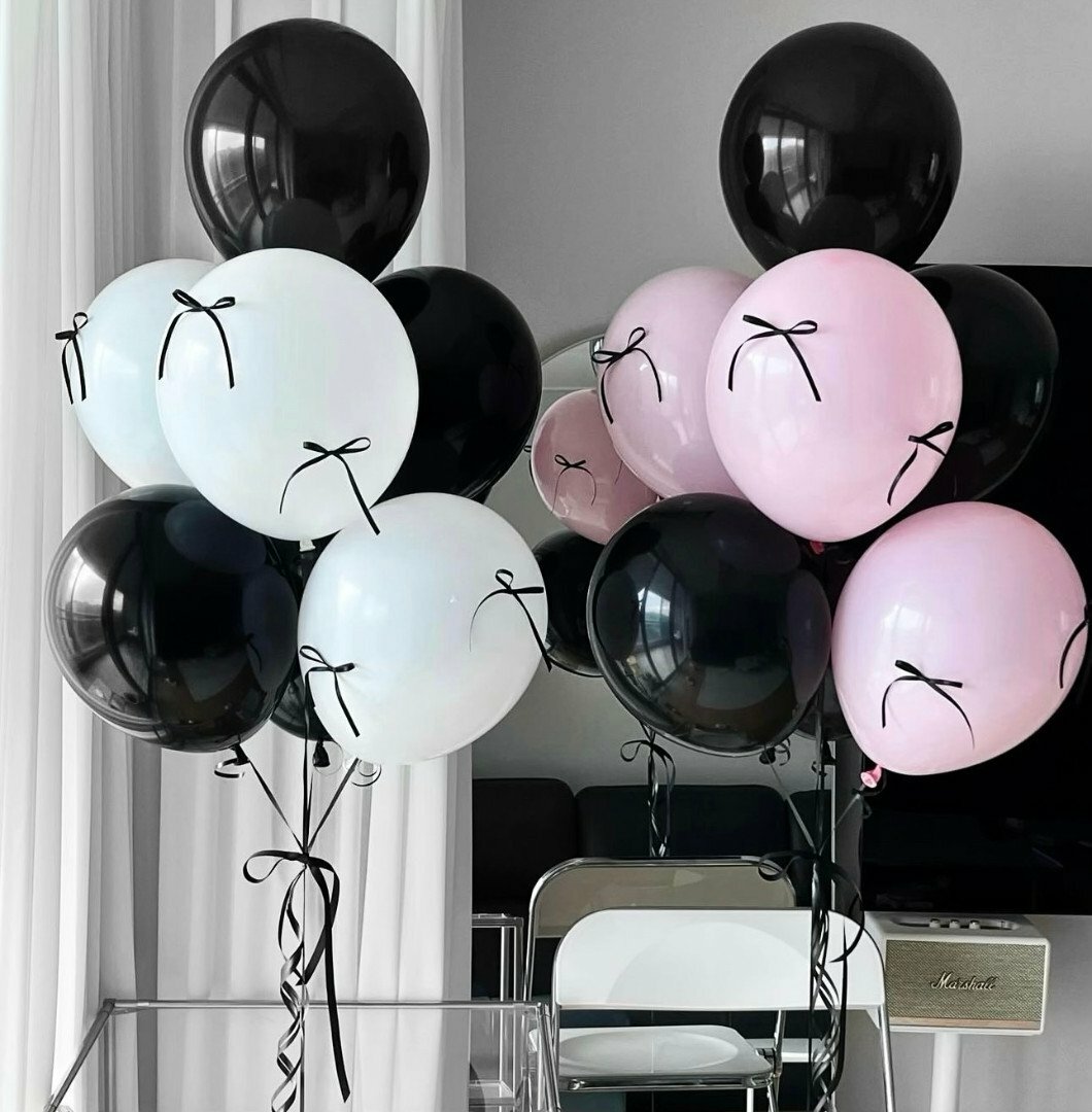 Роскошные фонтаны из воздушных шаров в черно-белой и розовой гамме