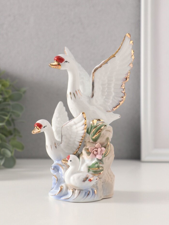 Фигурка керамика «Семейство лебедей, с цветком», 17 см