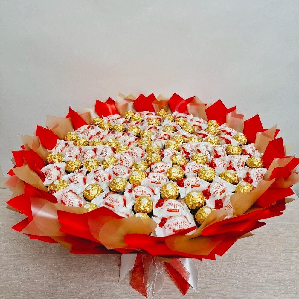Шикарный букет из конфет LAKRES "Сладкая история", диаметр 50 см