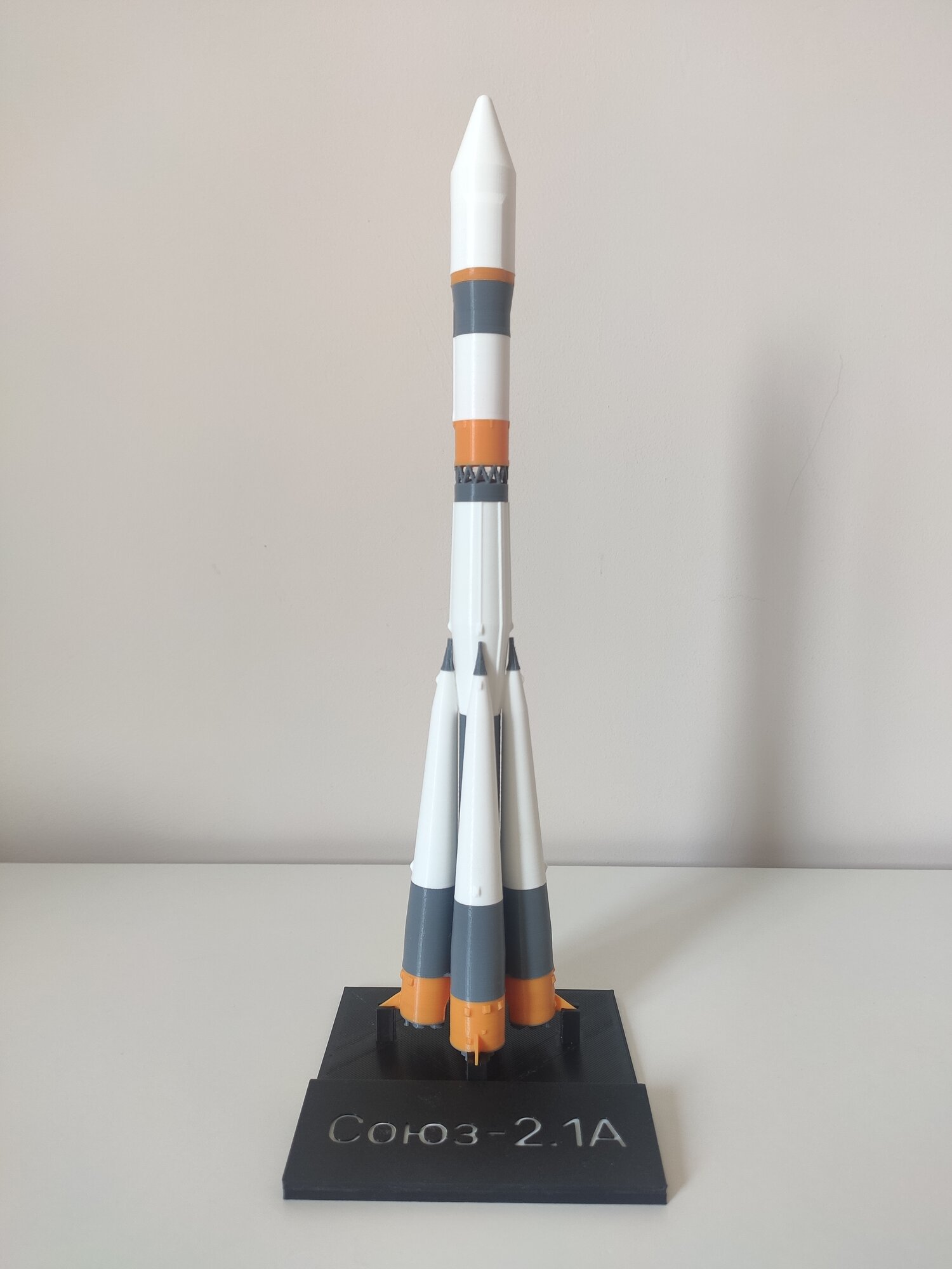 Модель ракеты-носителя Союз-2.1А с небольшим грузовым обтекателем в масштабе 1:150