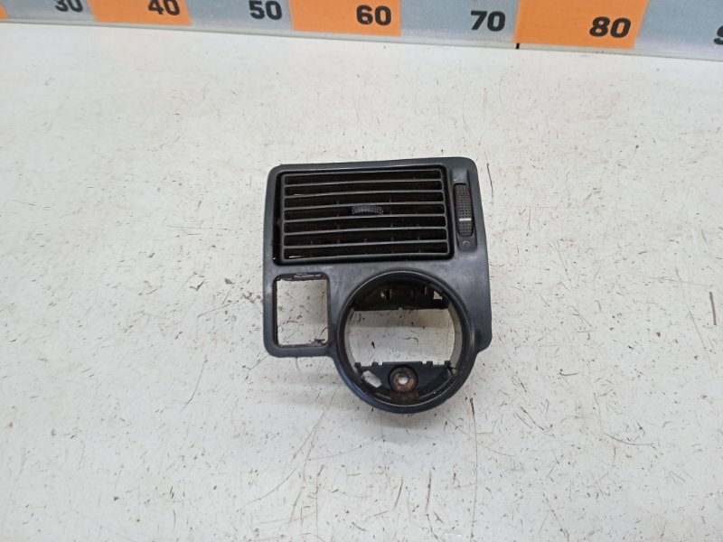 Б/У Фольксваген Гольф 4 Дефлектор воздушный Volkswagen Golf 2000 MK4, 1J1 Лев. 235807 VAG арт. 1J1819703C01C