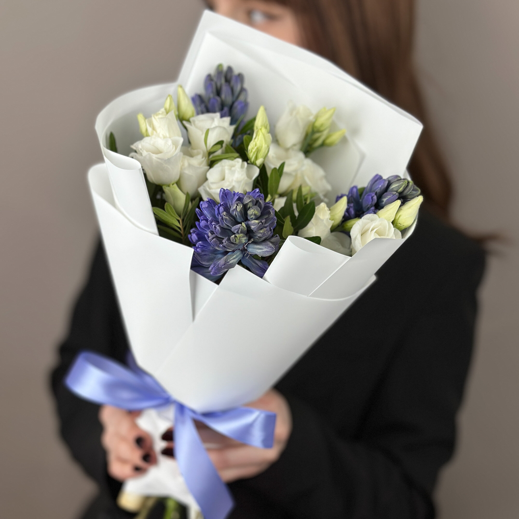 Букет комплимент из синих гиацинтов и эустомы