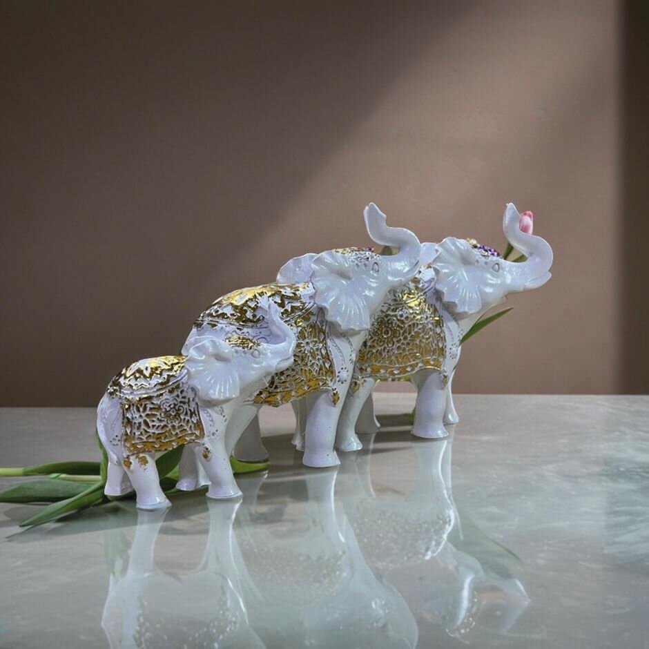 Фигурка литьевой мрамор "Семья слонов" H-15 W-7 L-31 см Цвет: Белый с позолотой