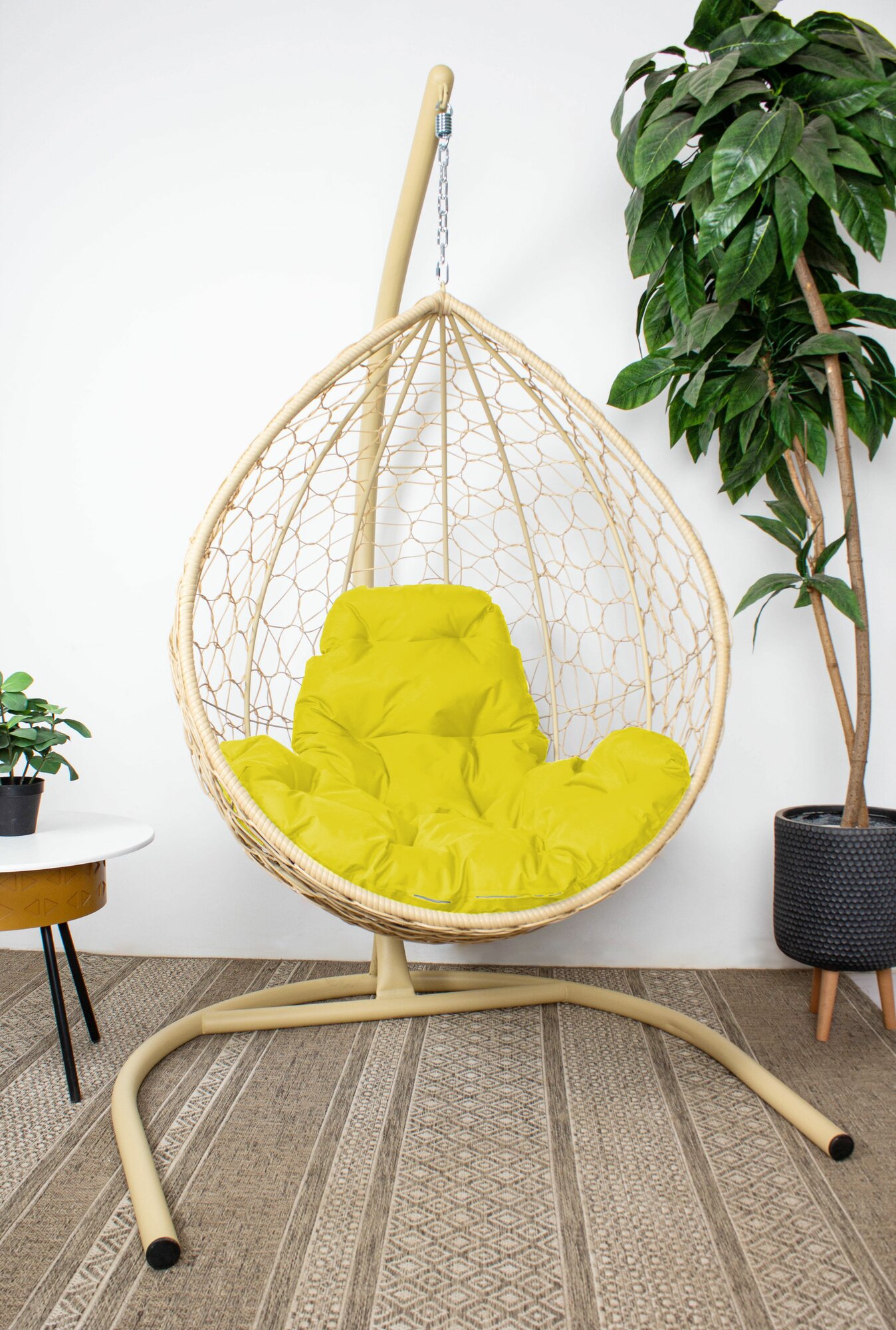 Подвесное кресло "Капля" бежевое с жёлтой подушкой