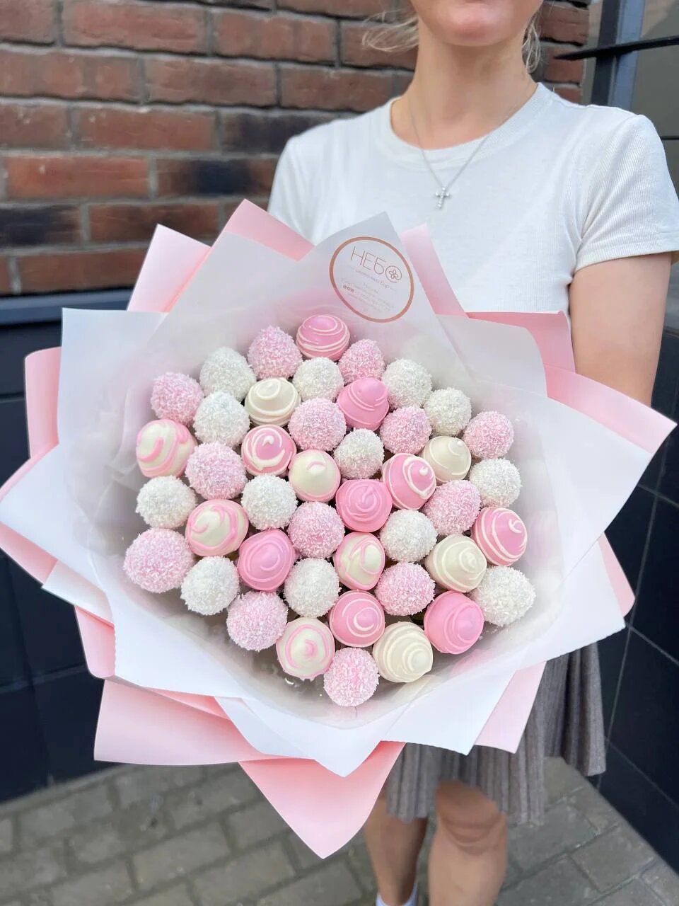 Букет с клубникой в белом и розовом шоколаде, кокос, белый воздушный рис, 700 г, Princess, белая и розовая упаковка