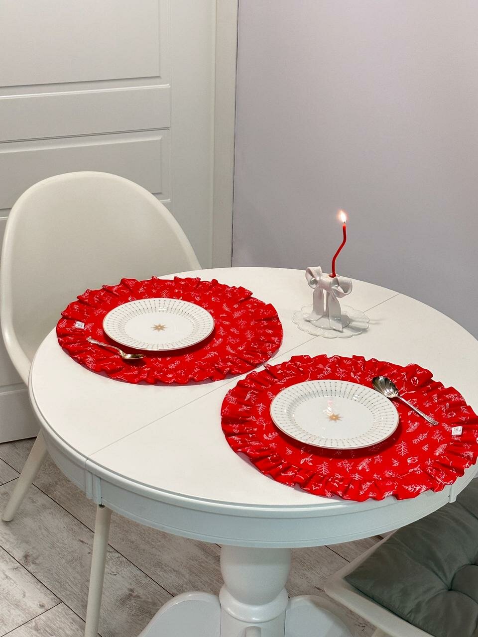 Новогодние салфетки на стол сервировочные, плейсматы, круглые, красные, с рисунком с рюшей 2 шт. d37 см.