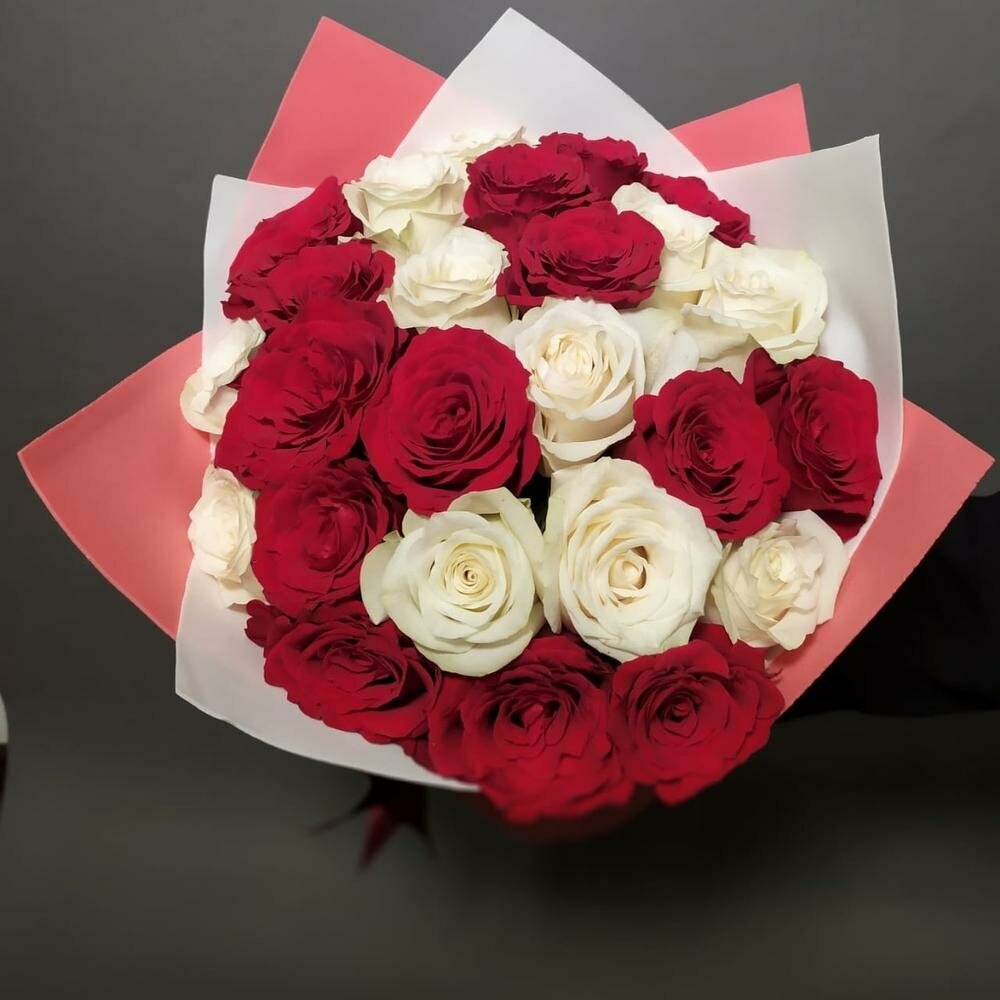 Букет красных и белых роз MIX 35 штук, в дизайнерской упаковке.