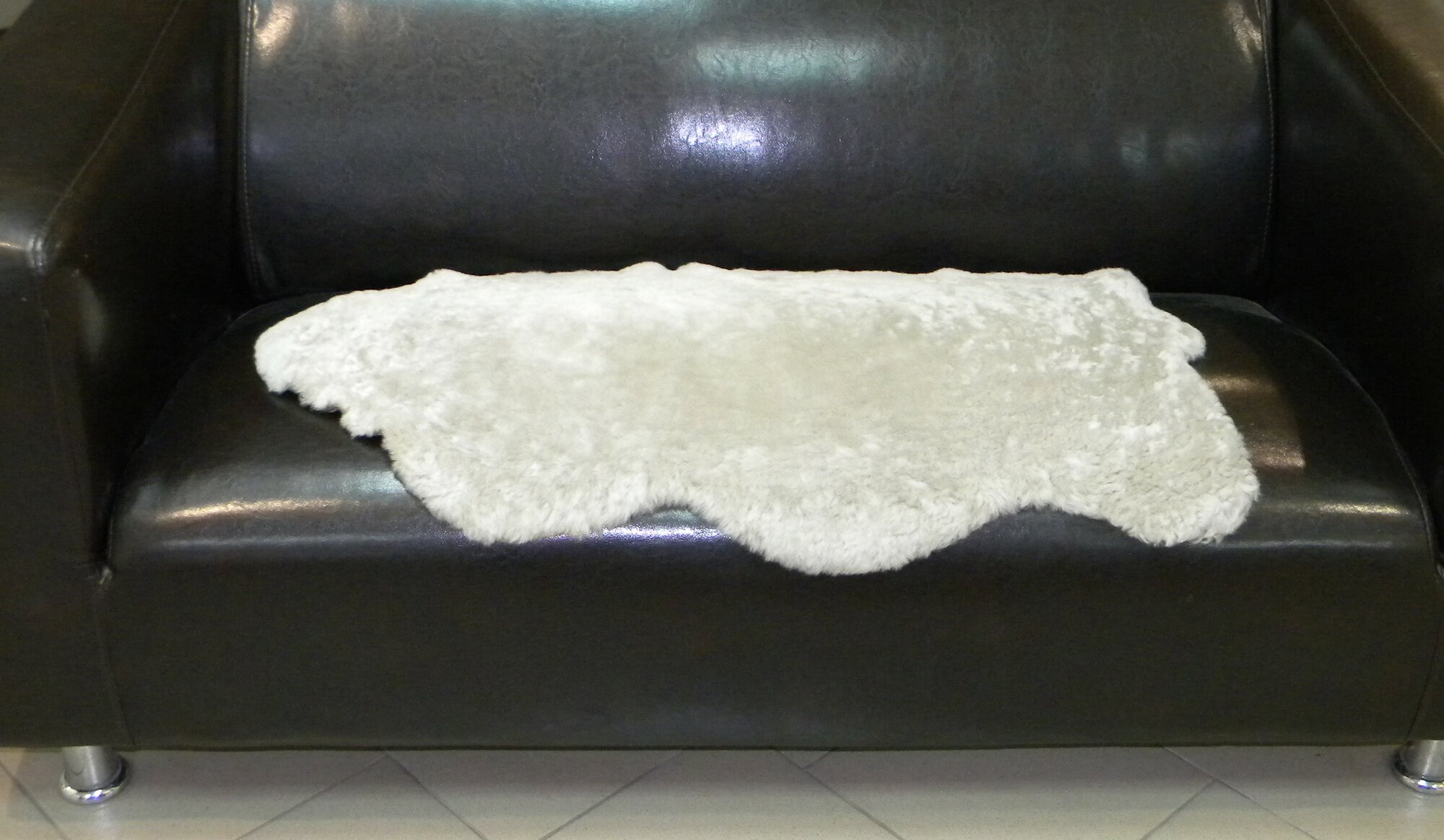 Декоративный коврик "MAGIC SHEEP" из натуральной овчины белый С серым оттенком standart