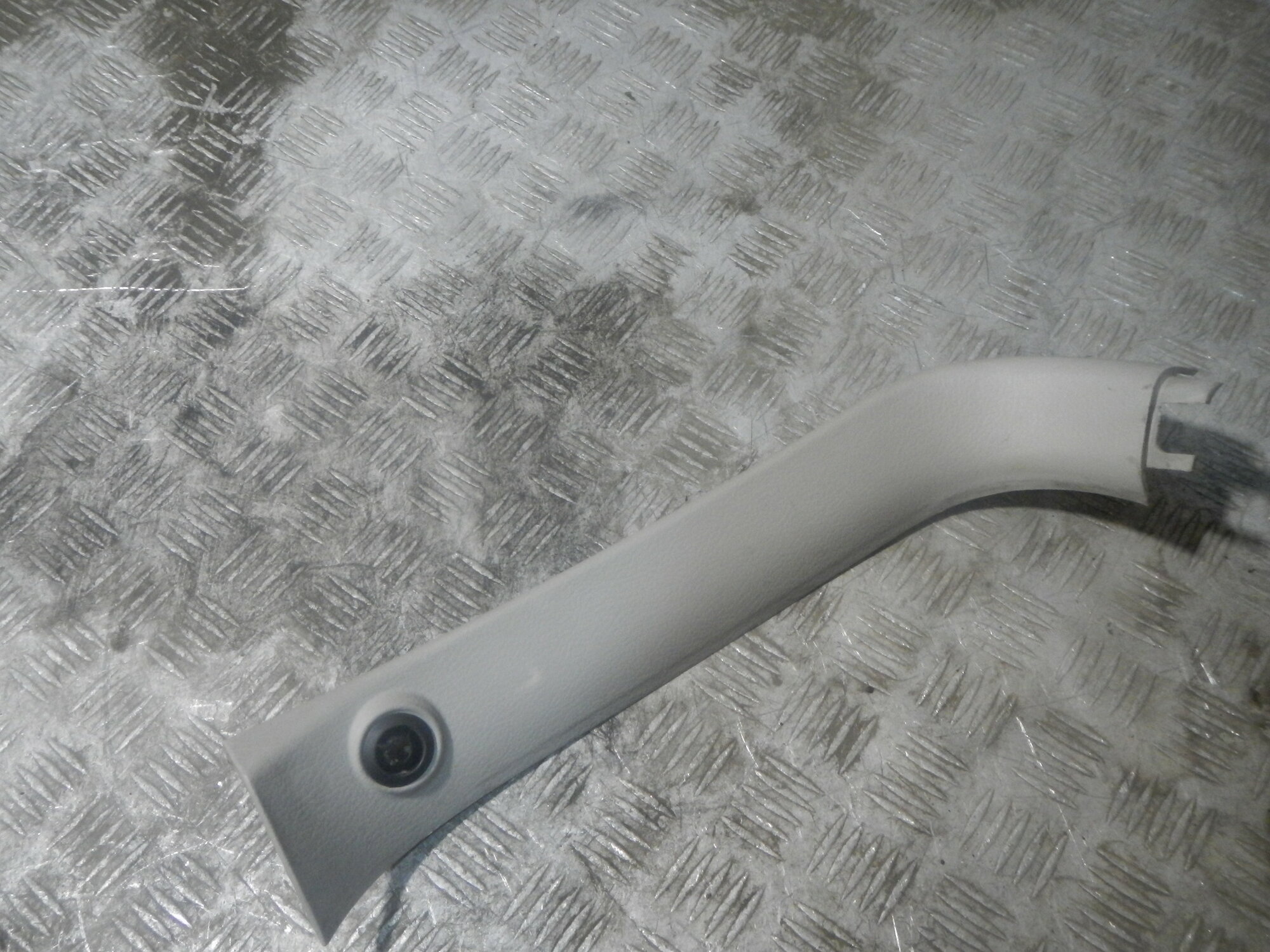 Б/У Обшивка двери багажника, SsangYong (Сангйонг)-REXTON II (07-) SSANGYONG REXTON II (07-) правая Потертости. 577269 SSA...