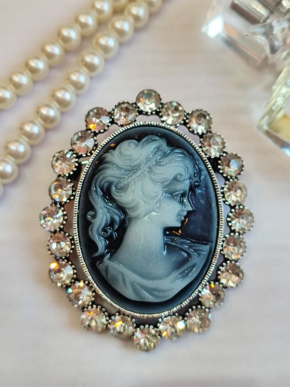 Брошь, стразы