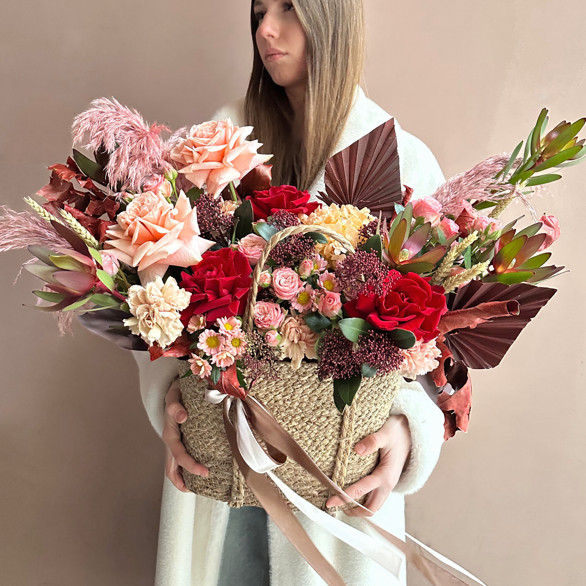 Премиум корзина с цветами "Бохо" (французские розы, кустовые пион. розы, сухоцветы, диантусы, сафари, скимия, сантини)