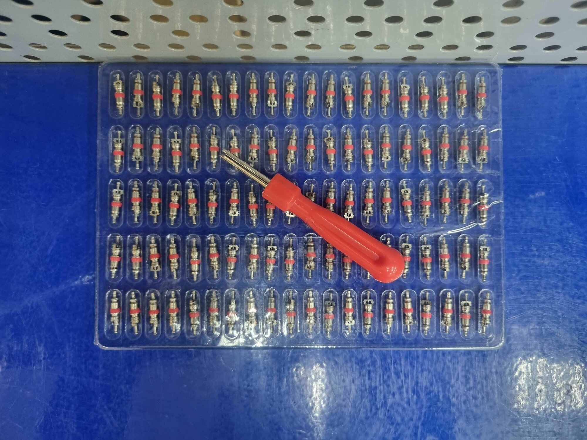Набор золотников 100шт и отвертка короткая