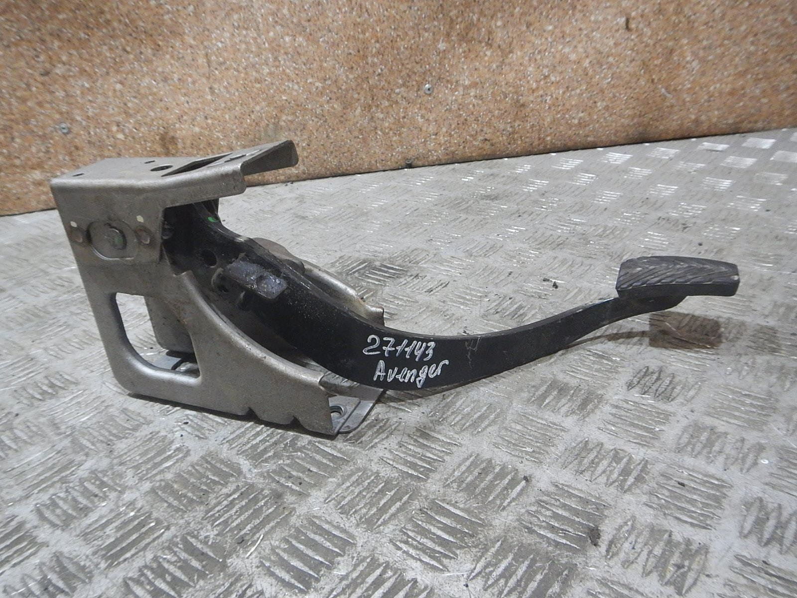 Б/У Педаль тормоза, Dodge (Додж)- AVENGER (07-) DODGE AVENGER (07-14) Без видимых повреждений. 271143 CHRYSLER арт. 5105...