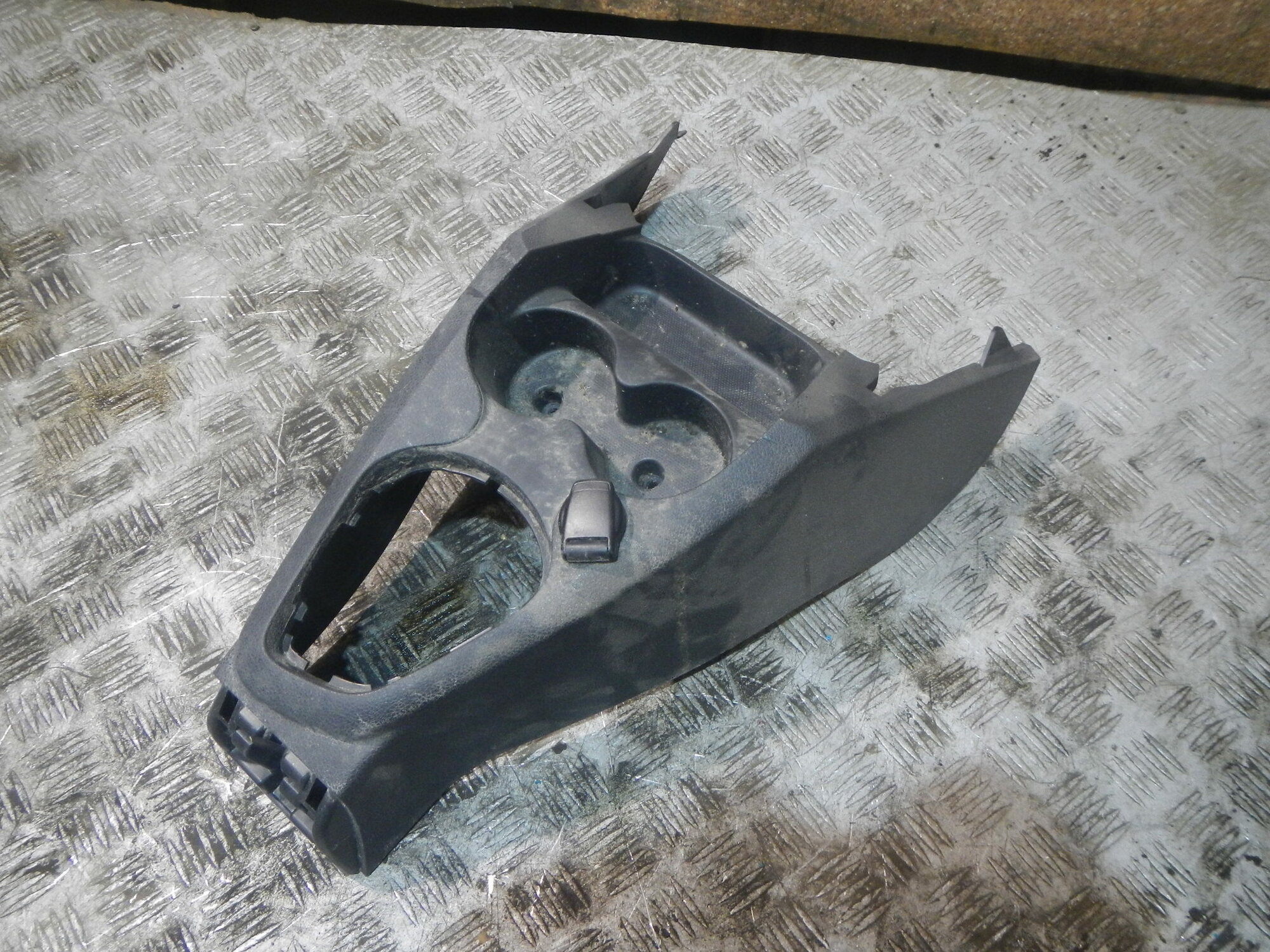 Б/У Консоль, Renault (Рено)-LOGAN (14-) RENAULT LOGAN (14-) Грязная. 543688 RENAULT арт. 969104617R