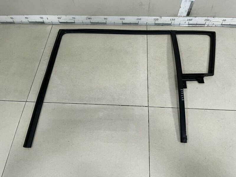 Уплотнитель стекла двери Kia Sportage 3 SL 2010-2015 кат.номер: 835313W000 835103W000