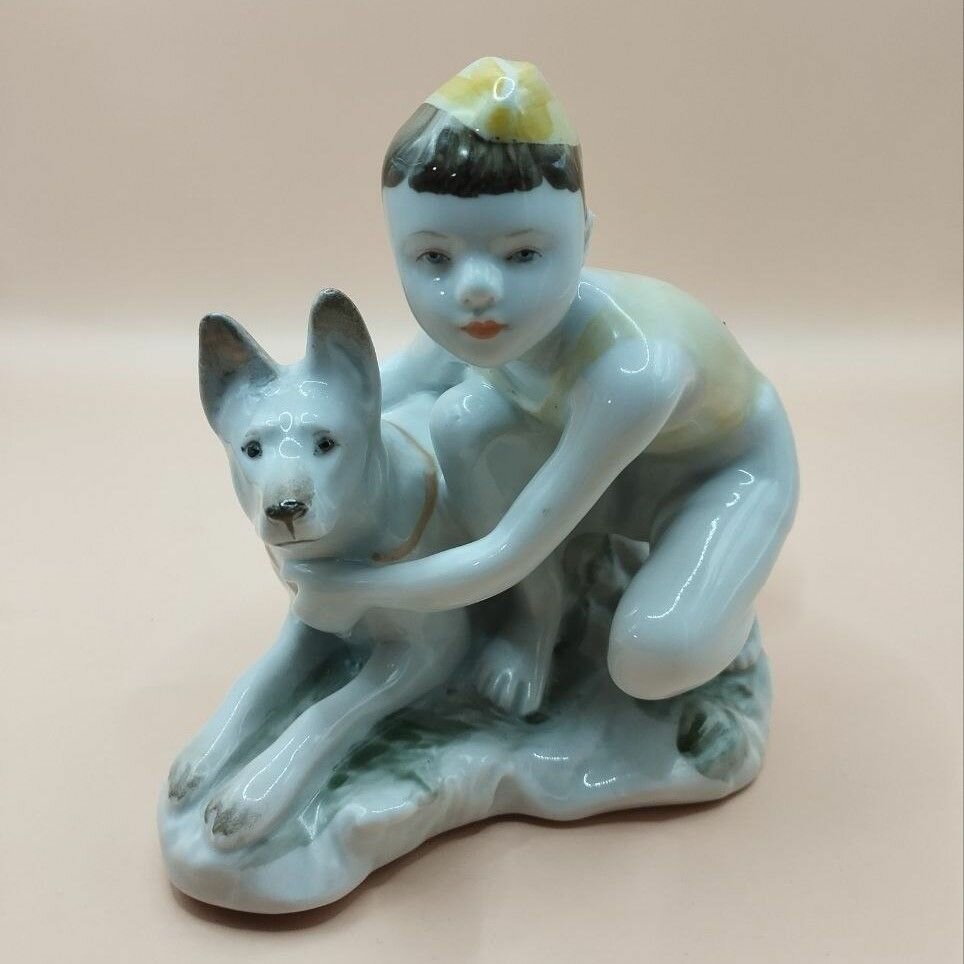 Статуэтка винтажная Юный пограничник с собакой, скульптор Г. С. Столбова, фарфор, роспись, Ленинградский фарфоровый завод ЛФЗ, СССР, 1960-1980 гг.
