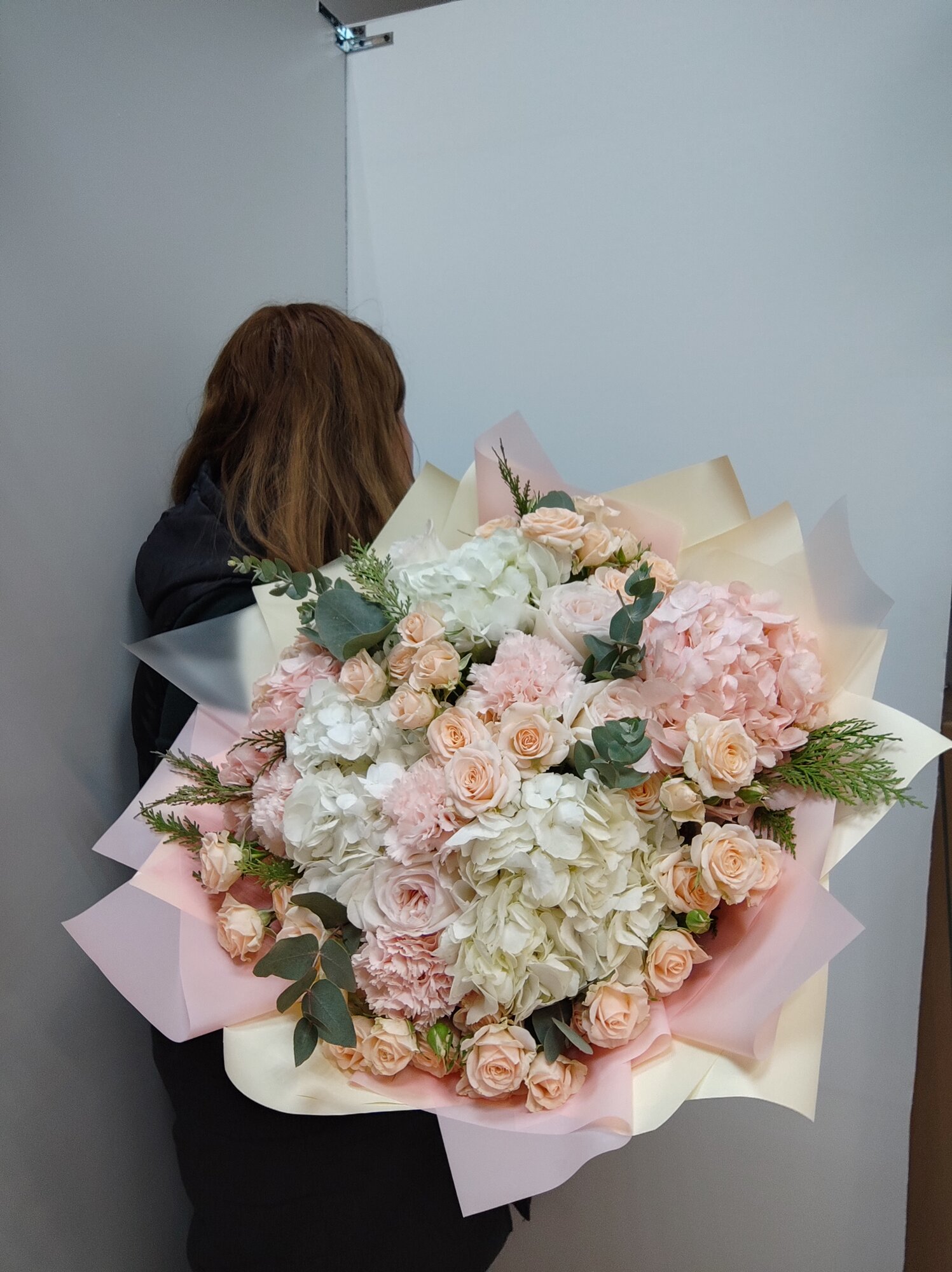 Сборный букет из гортензий кустовых розочек и эвкалипта для подарка от всей души