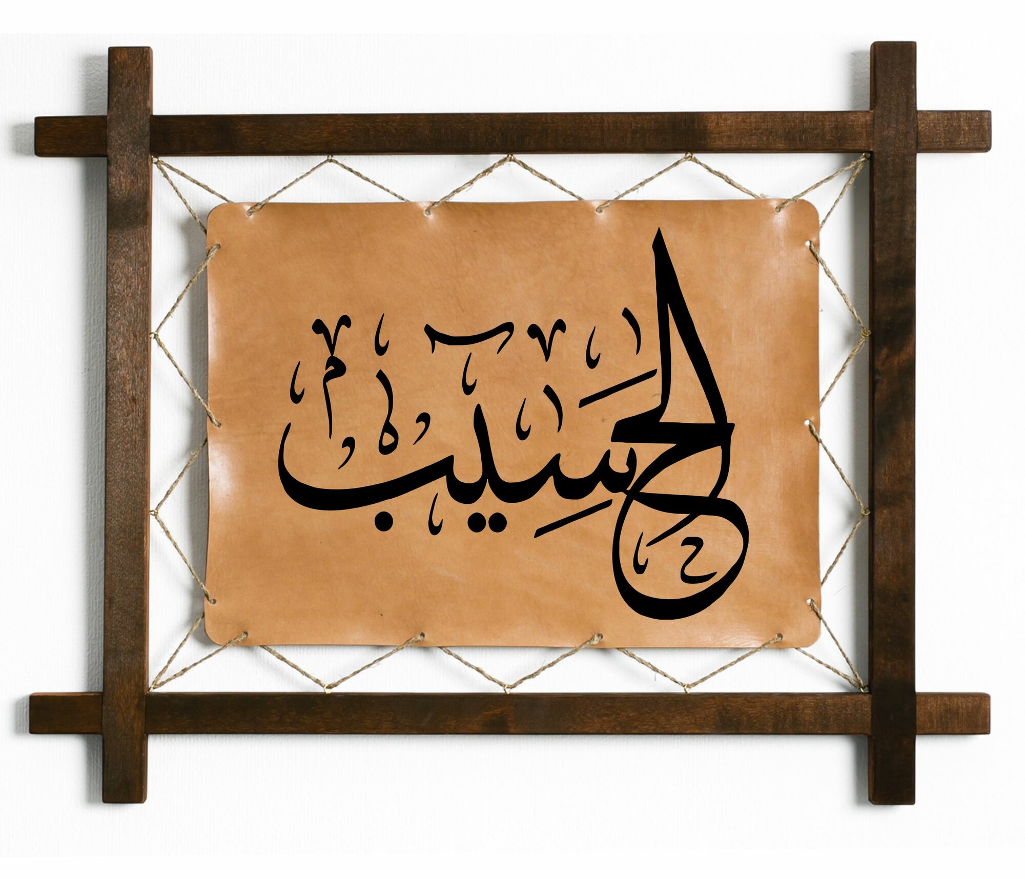 Интерьерная картина из натуральной кожи "Имя Аллаха Аль-Хасиб", декоративное настенное панно в деревянной раме, BoomGift