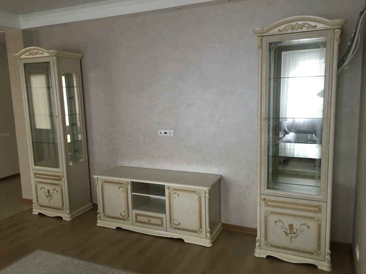 Гостиная Талия бежевая (витрина 1-дверная- 2шт, ТВ тумба-1шт.)