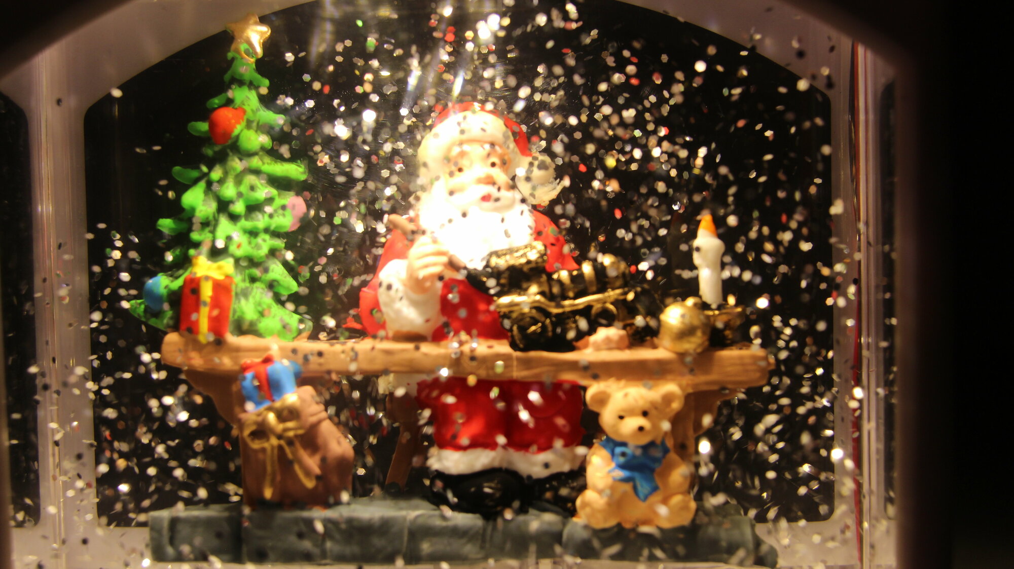 Новогодний фонарь-"Дед Мороз делает игрушки", LED, USB, музыка, подсветка, 3*ААА,19х6х14 см, цвет белый