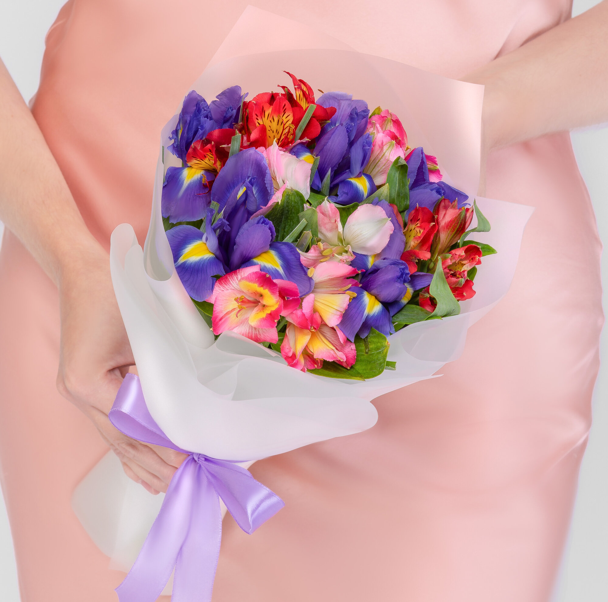 Дуо-букет Мегацвет24 "Альстромерии Микс и Ирисы", разноцветный, дизайнерская упаковка