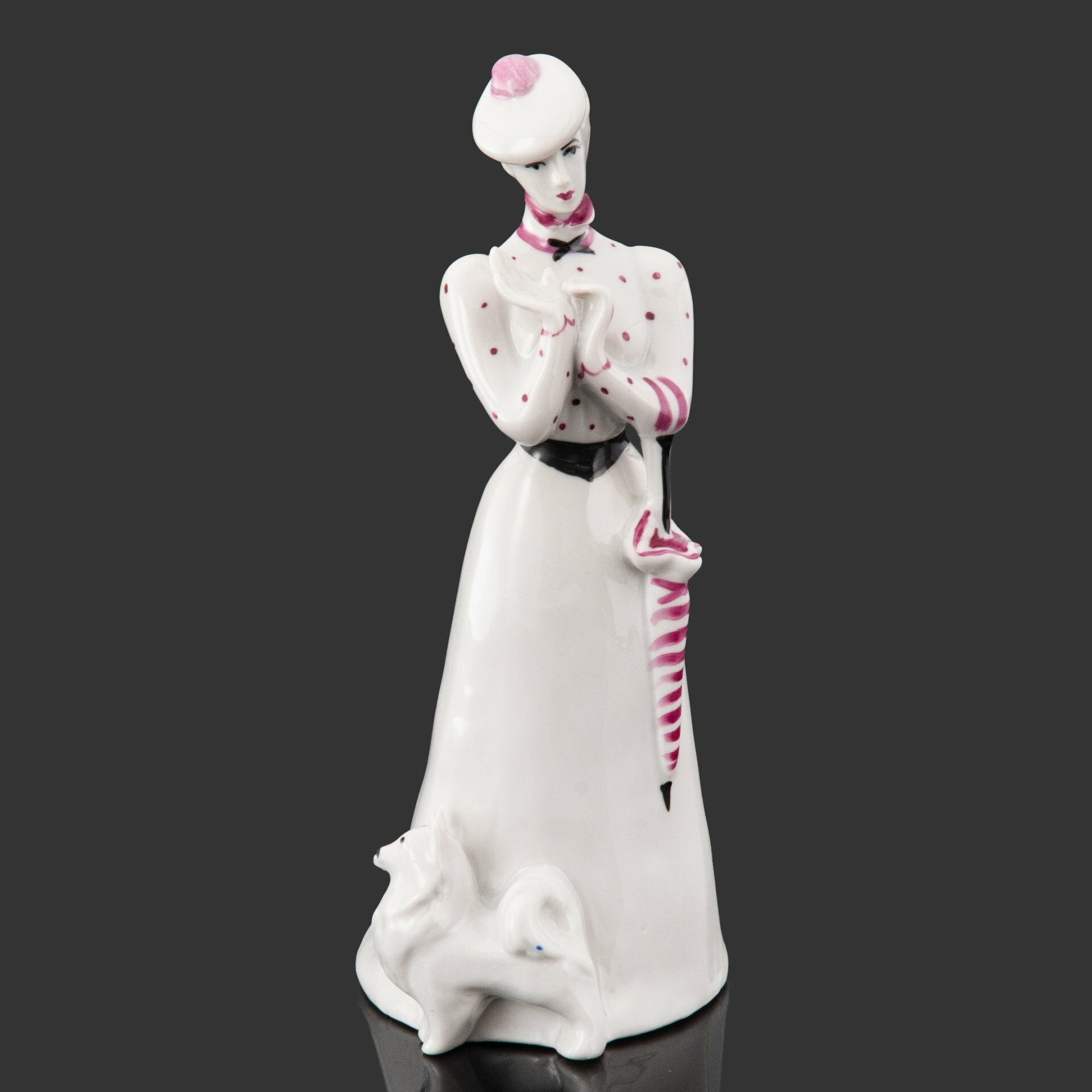 Статуэтка «Дама с собачкой», скульптор А. Д. Бржезицкая, фарфор, роспись