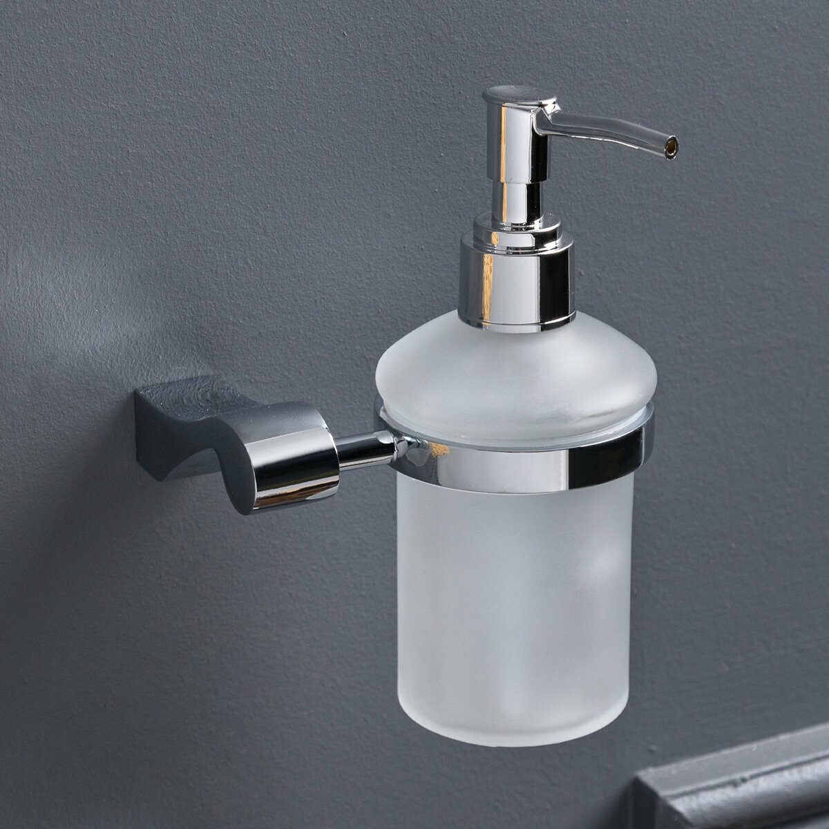 Дозатор для мыла настенный из стекла 190 мл Luma VERRAN цвет Хром
