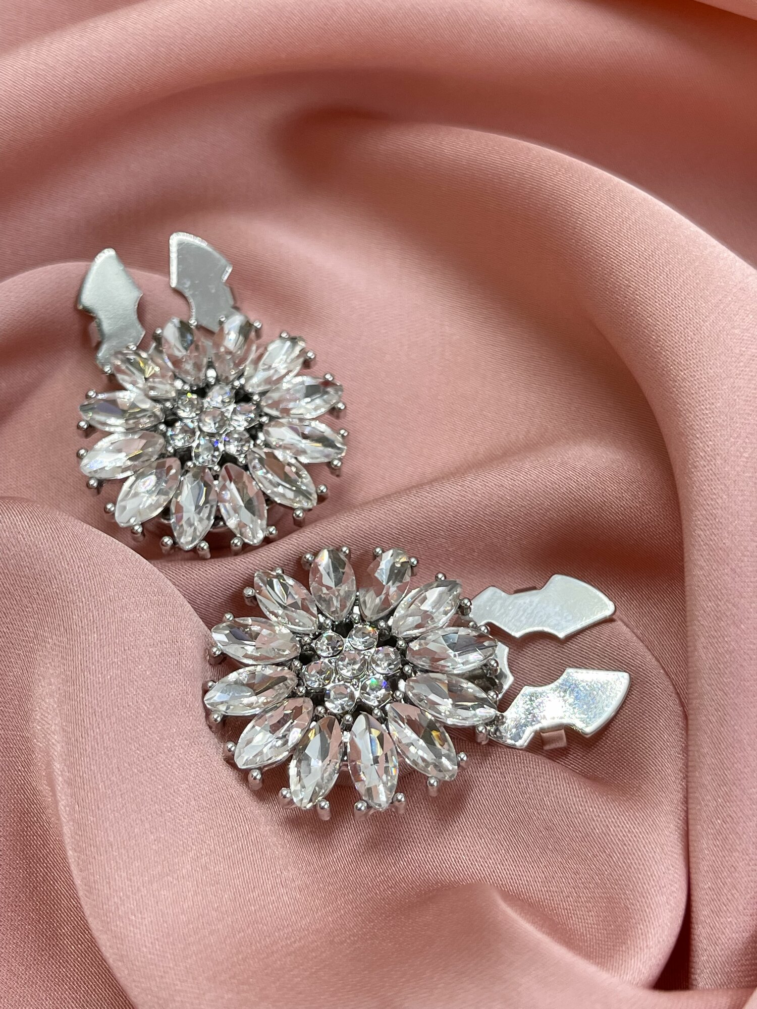 Накладки на пуговицы серебристые в форме цветка со стразами 2 штуки