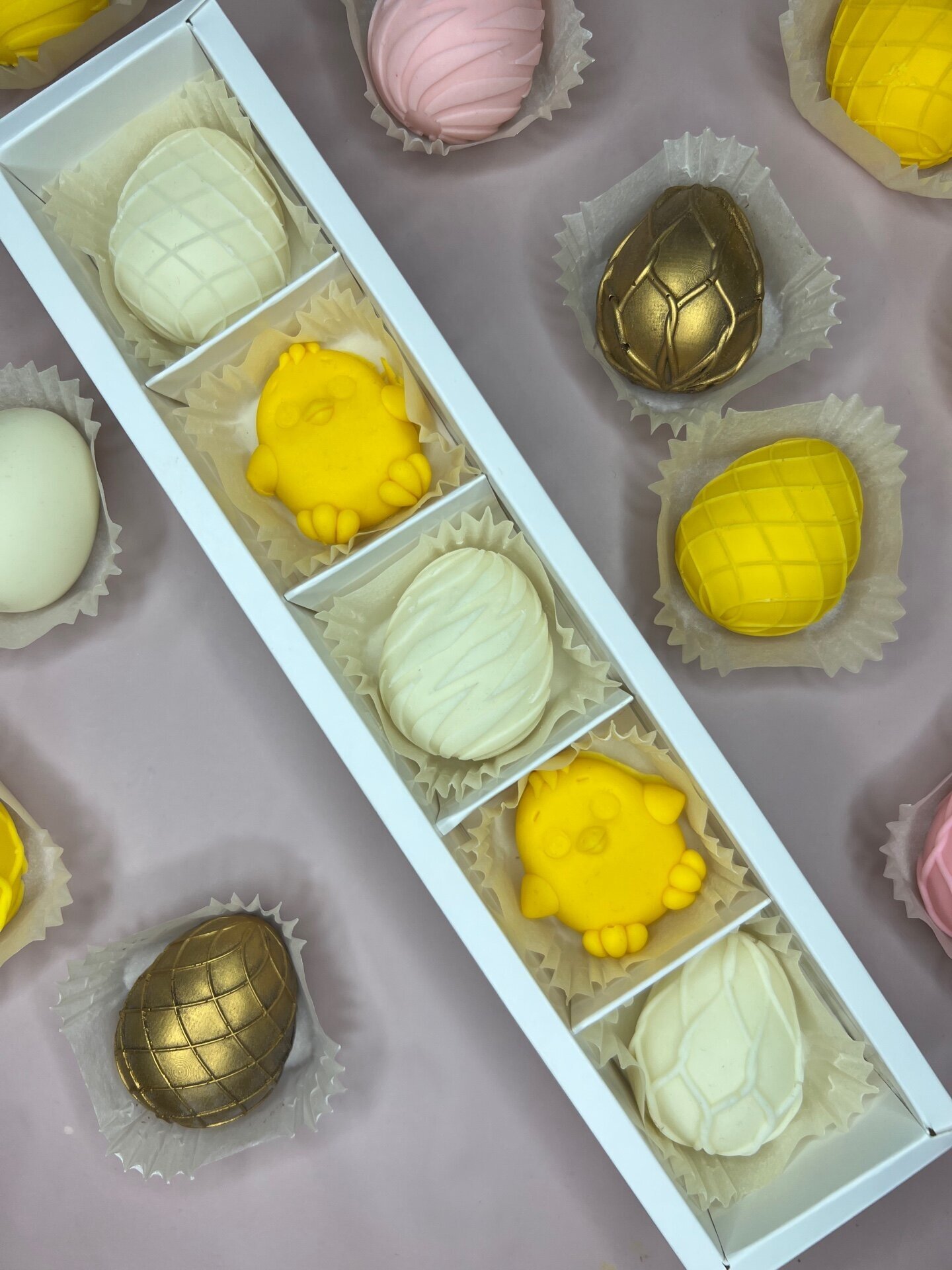 Шоколадные яйца "Набор №39 - 3 яйца и 2 цыпы в белом шоколаде"