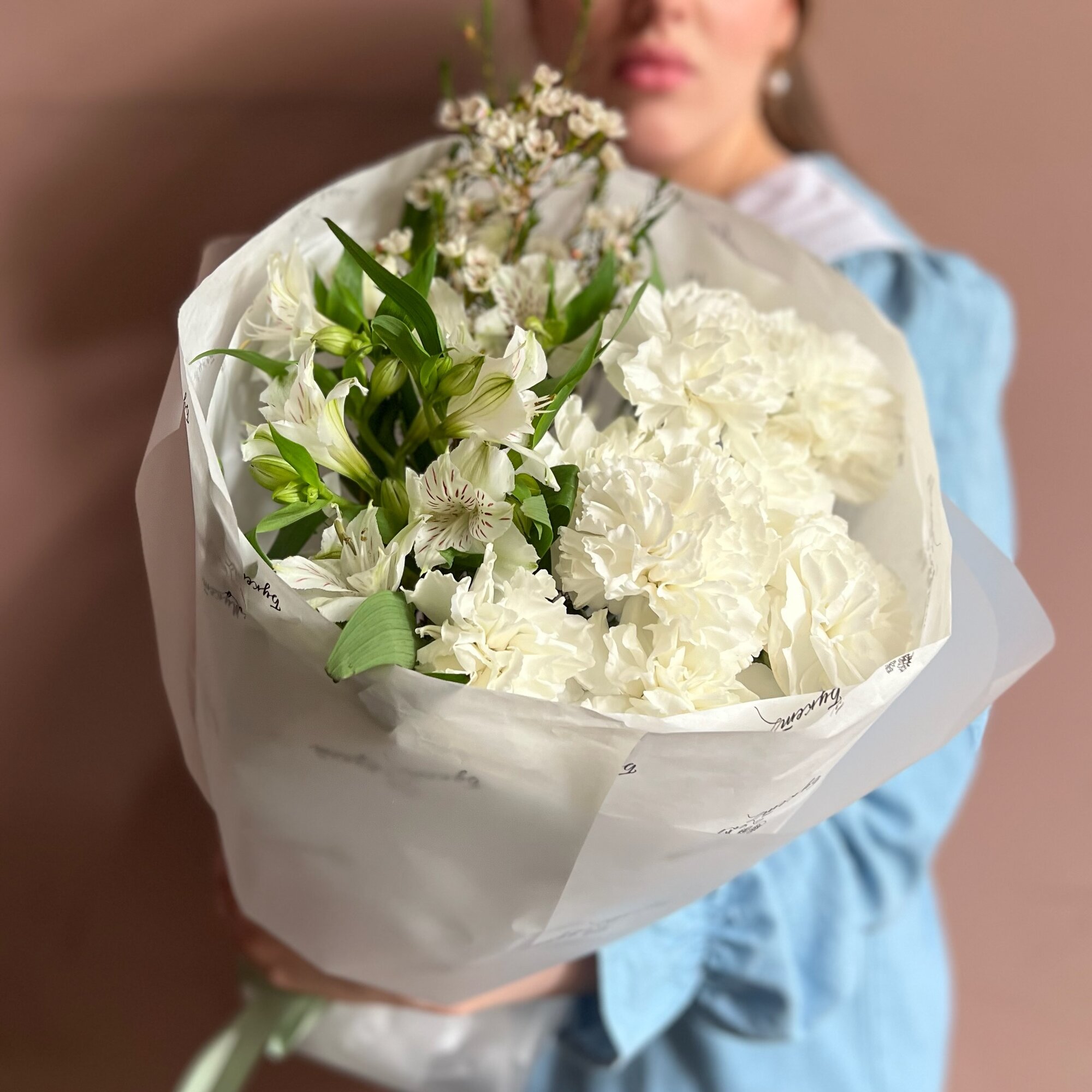 Букет «White» (диантус, альстромерия, хамелациум) «Букет-Мукет»