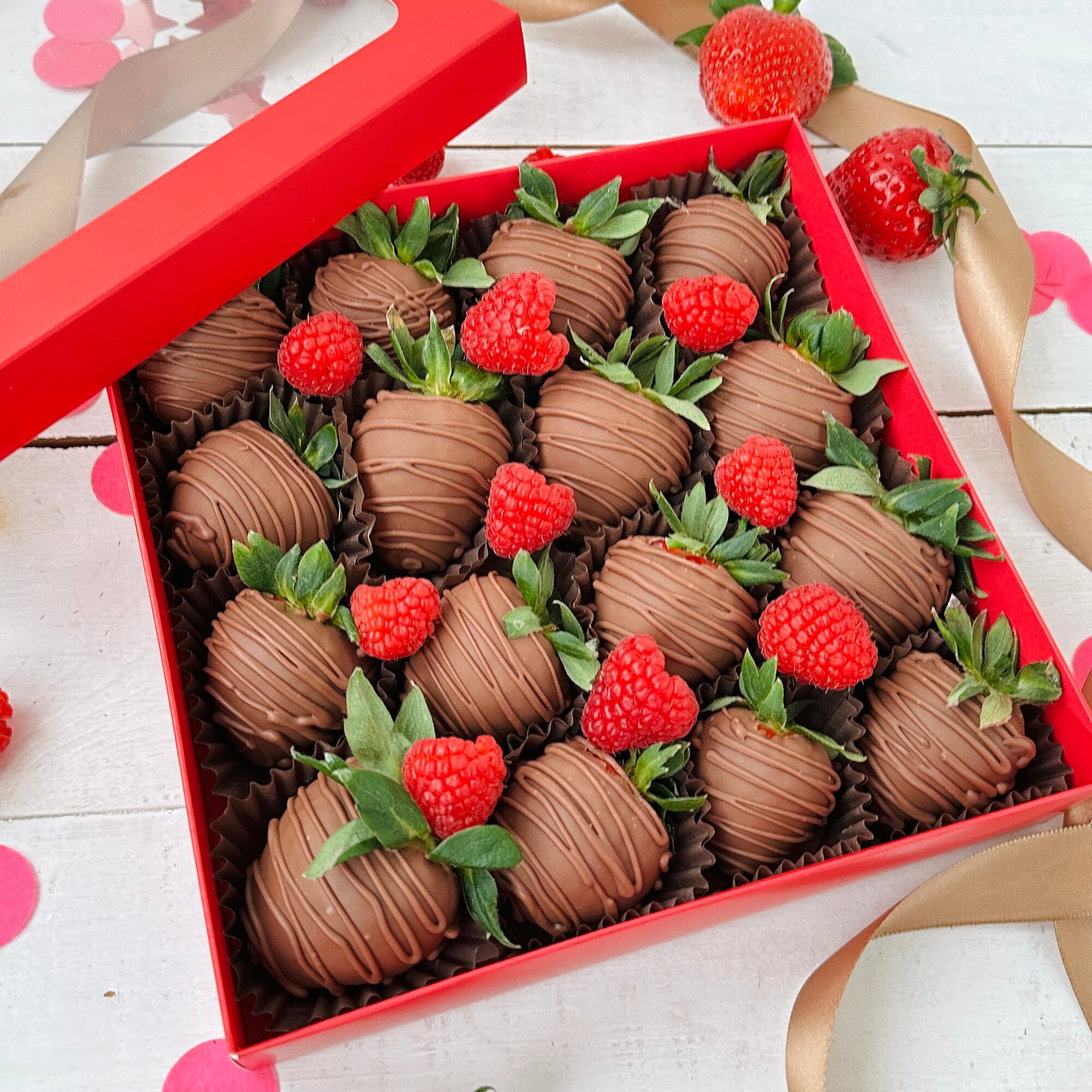 Набор клубники в шоколаде «Классика с малиной», 16-25 шт сладкий комплимент, подарок девушке