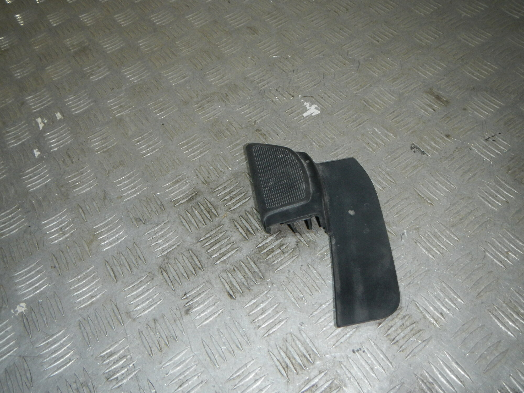 Б/У Уголок двери передней левой (внутренний), Ford (Форд)-FOCUS 3 (11-19) FORD FOCUS 3 (11-19) С динамиком. Потертости. 5...