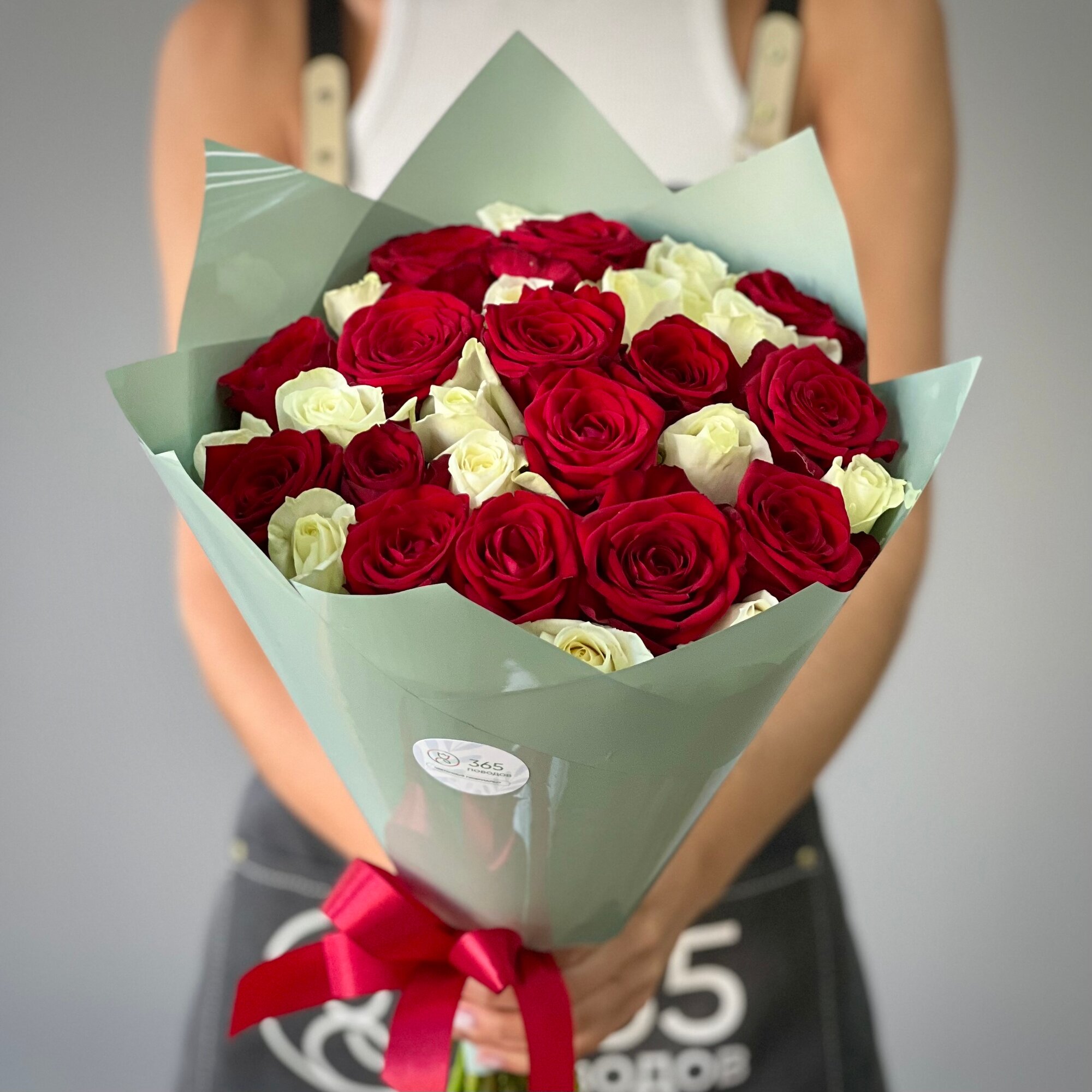 Букет из 31 красной и белой розы 50 см в стильной упаковке. «365 Поводов» - живые цветы с доставкой