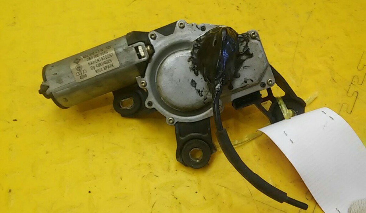 Моторчик стеклоочистителя задний Passat (B5) Volkswagen 8L0955711C