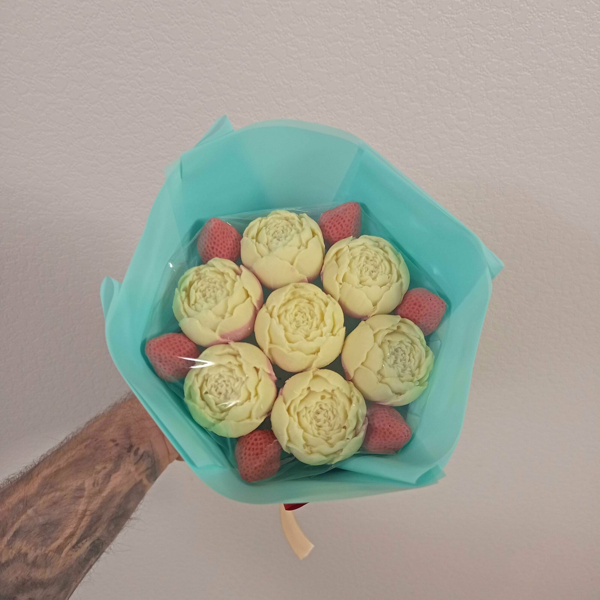 Подарок женщине ShokoTrendy Сладкий букет из конфет шоколадные пионы и ягоды мятный