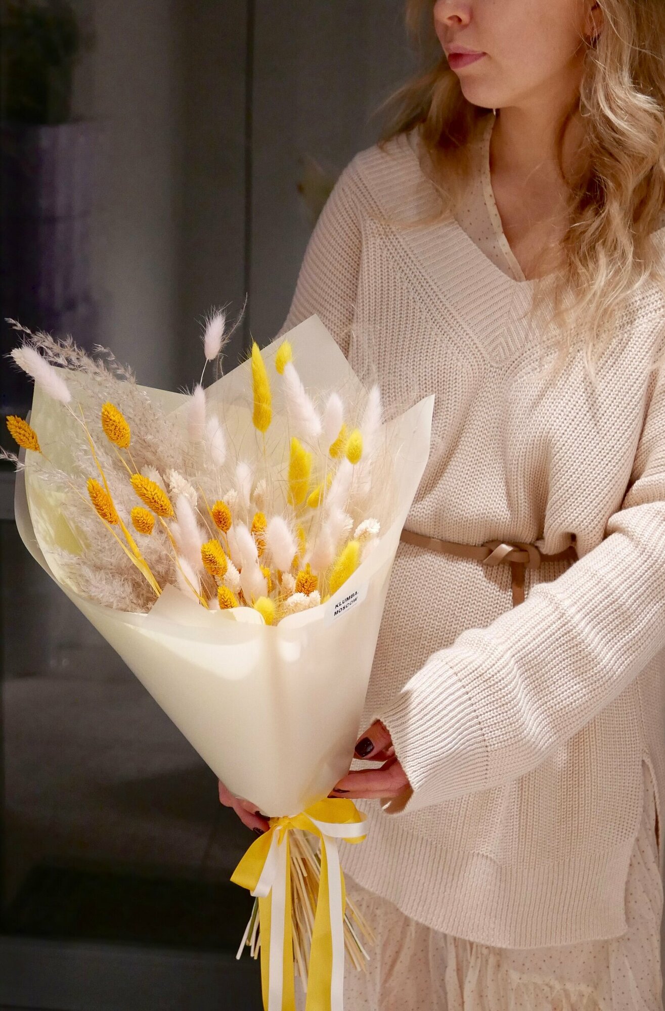 Желто-бежевый букет из сухоцветов от студии цветов клумба. москва