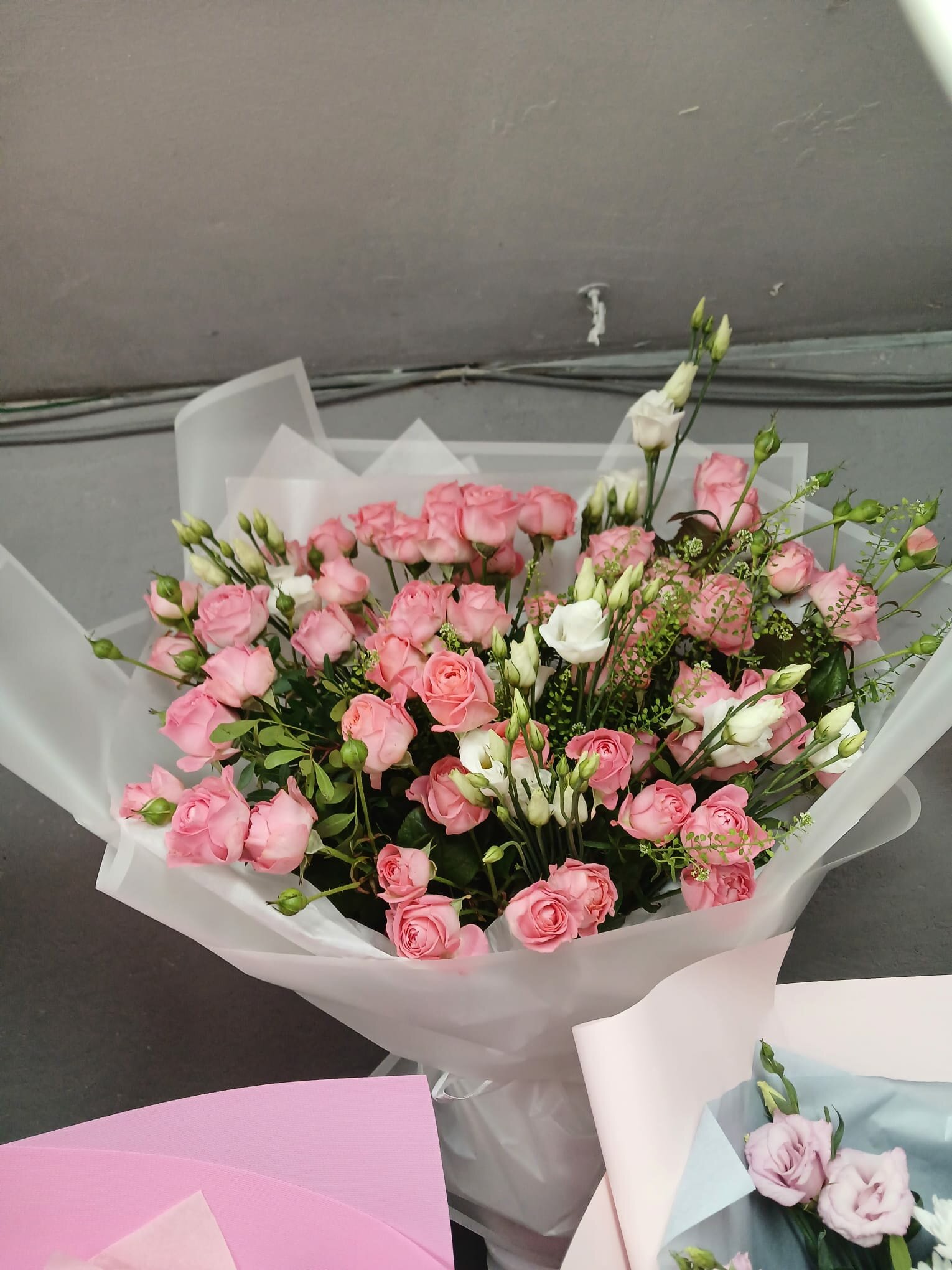 Букет из кустовой розы и эустомы