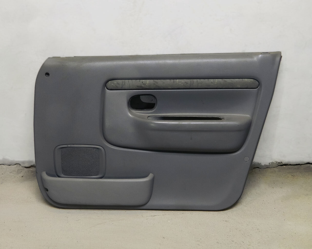 Обшивка двери передней правой Mazda Demio 1