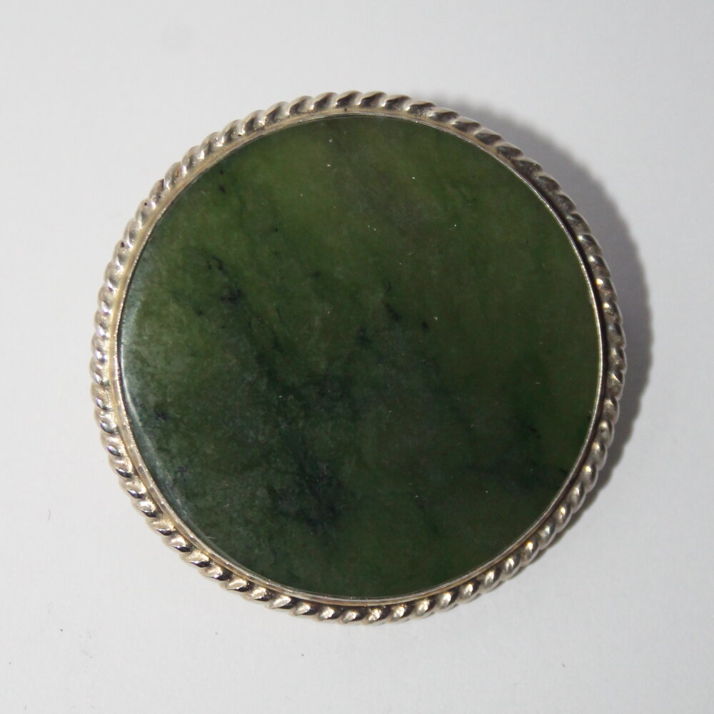 Брошь, нефрит