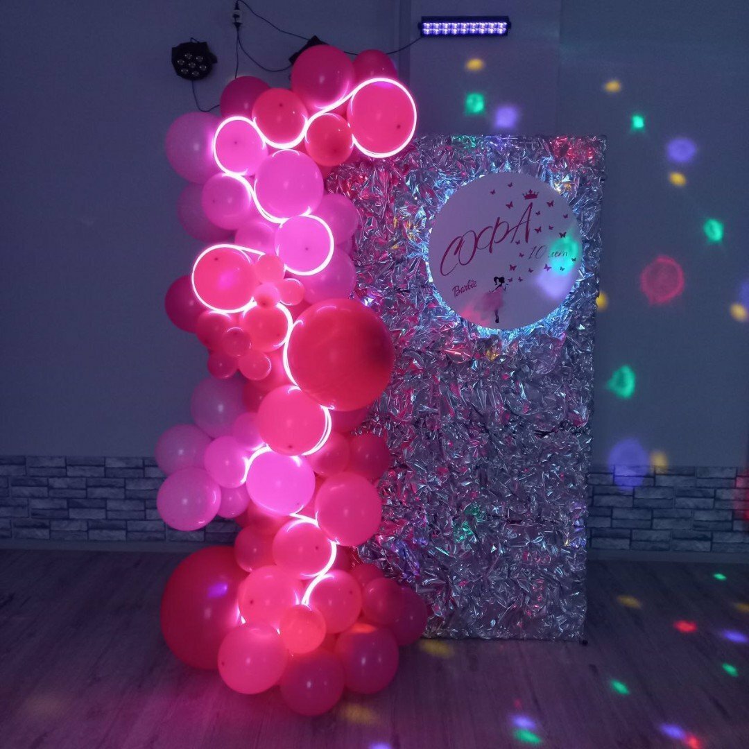 Фотозона из розовых шаров с подсветкой