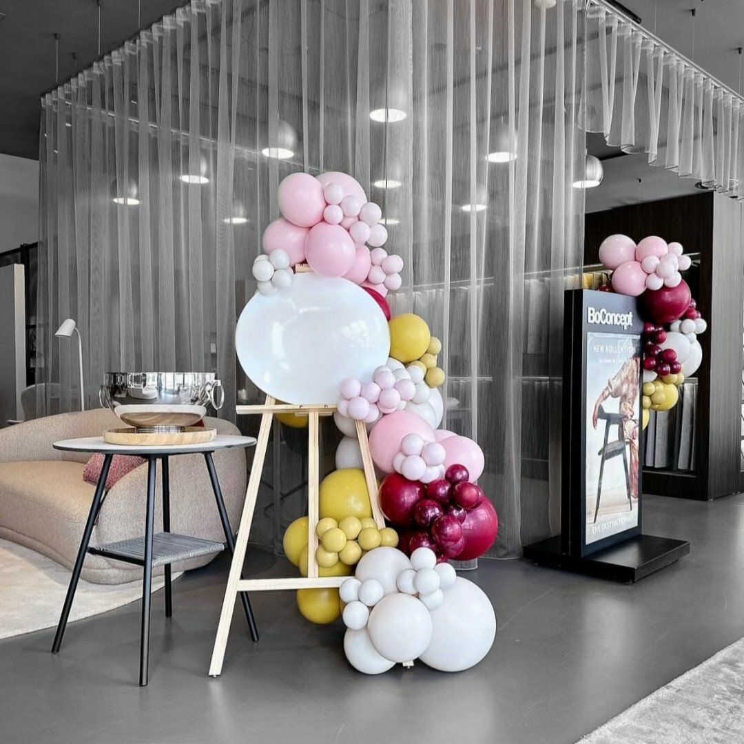 Фотозона из шаров с баннером и мольбертом «Изысканная гармония»