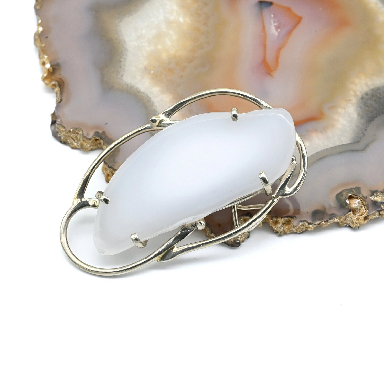 Брошь, кахолонг