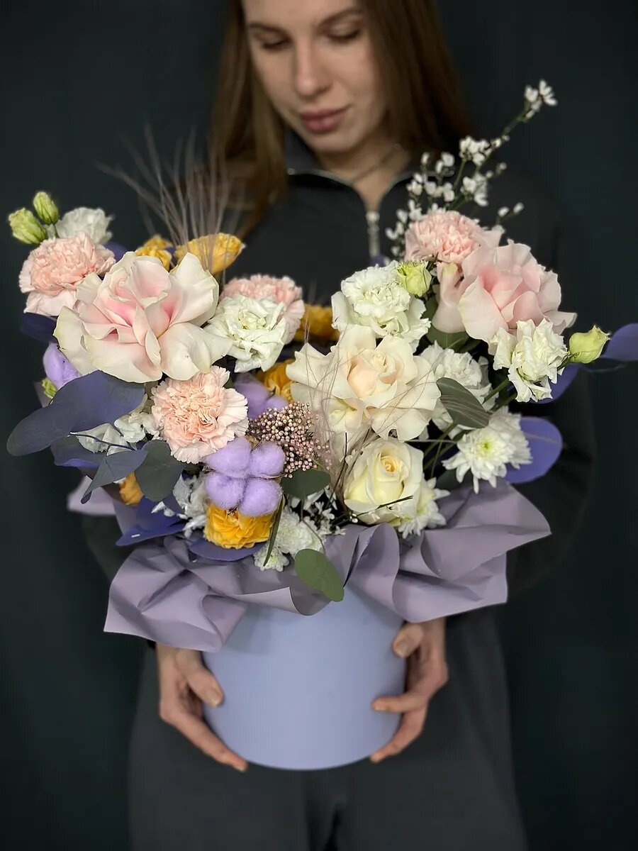 Композиция из цветов в коробке " Say yes" с французской розой, кустовой розой и эустомой