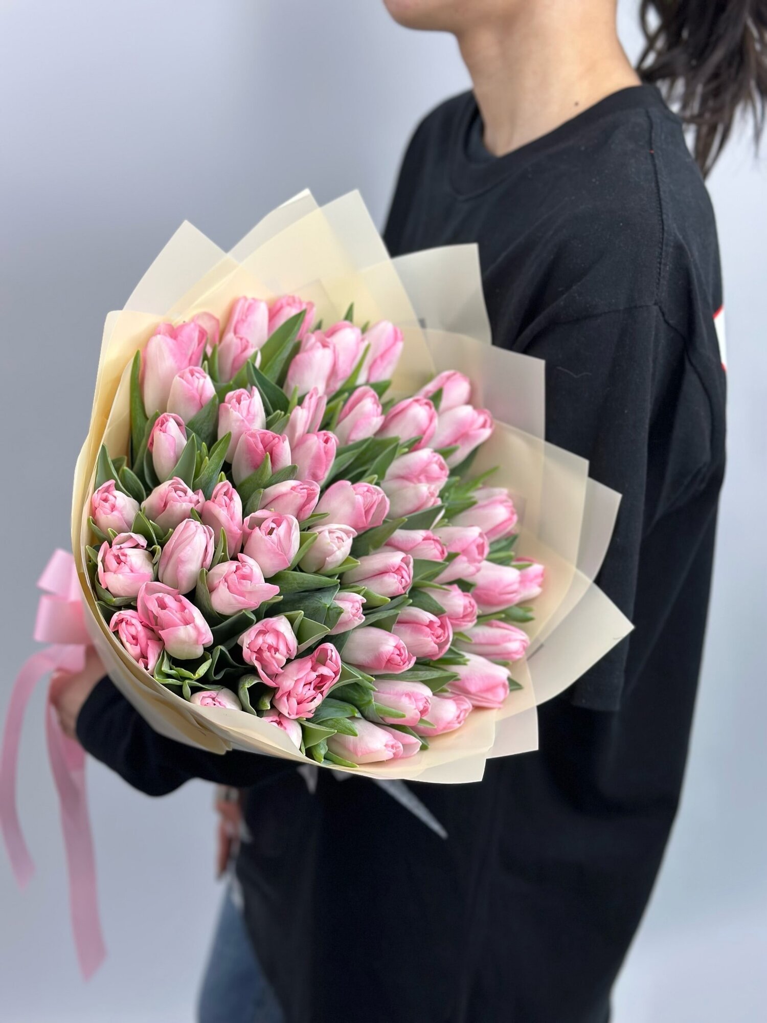 Букет из нежно-розовых пионовидных тюльпанов "Foxtrot" от FlowersGo