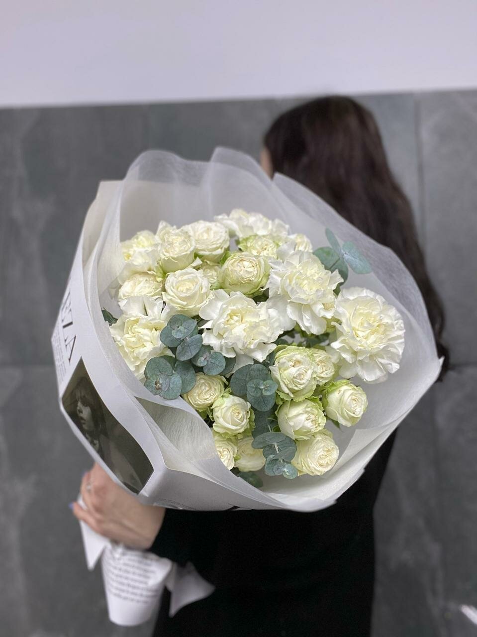 Букет из кустовых роз, гвоздик и эвкалипта, 11 цветов - римская роза