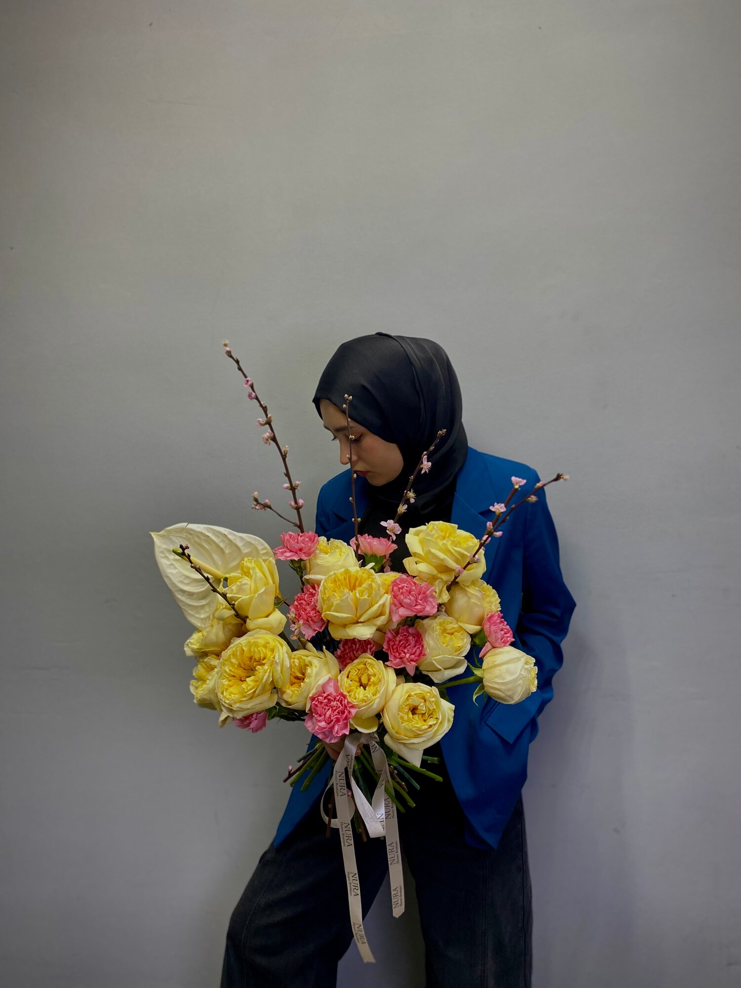 Букет живых цветов NURA FLOWERS, пионовидные розы 9, гвоздика цветная 7, антуриум 1, 50 см.